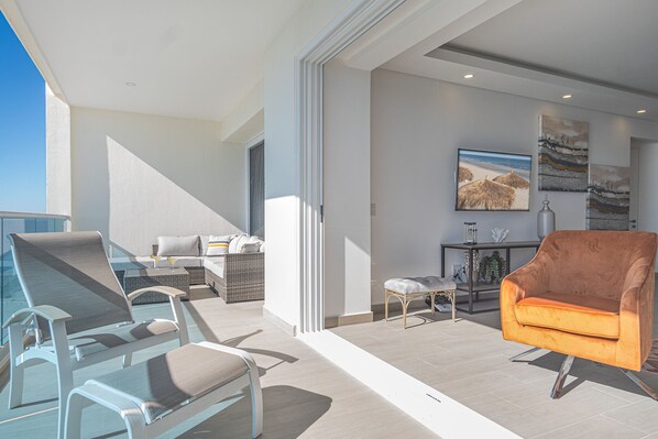 Apartamento em Condomínio Fechado, várias camas, varanda (Encantame Towers Velero 1102) | Terraço/pátio interior