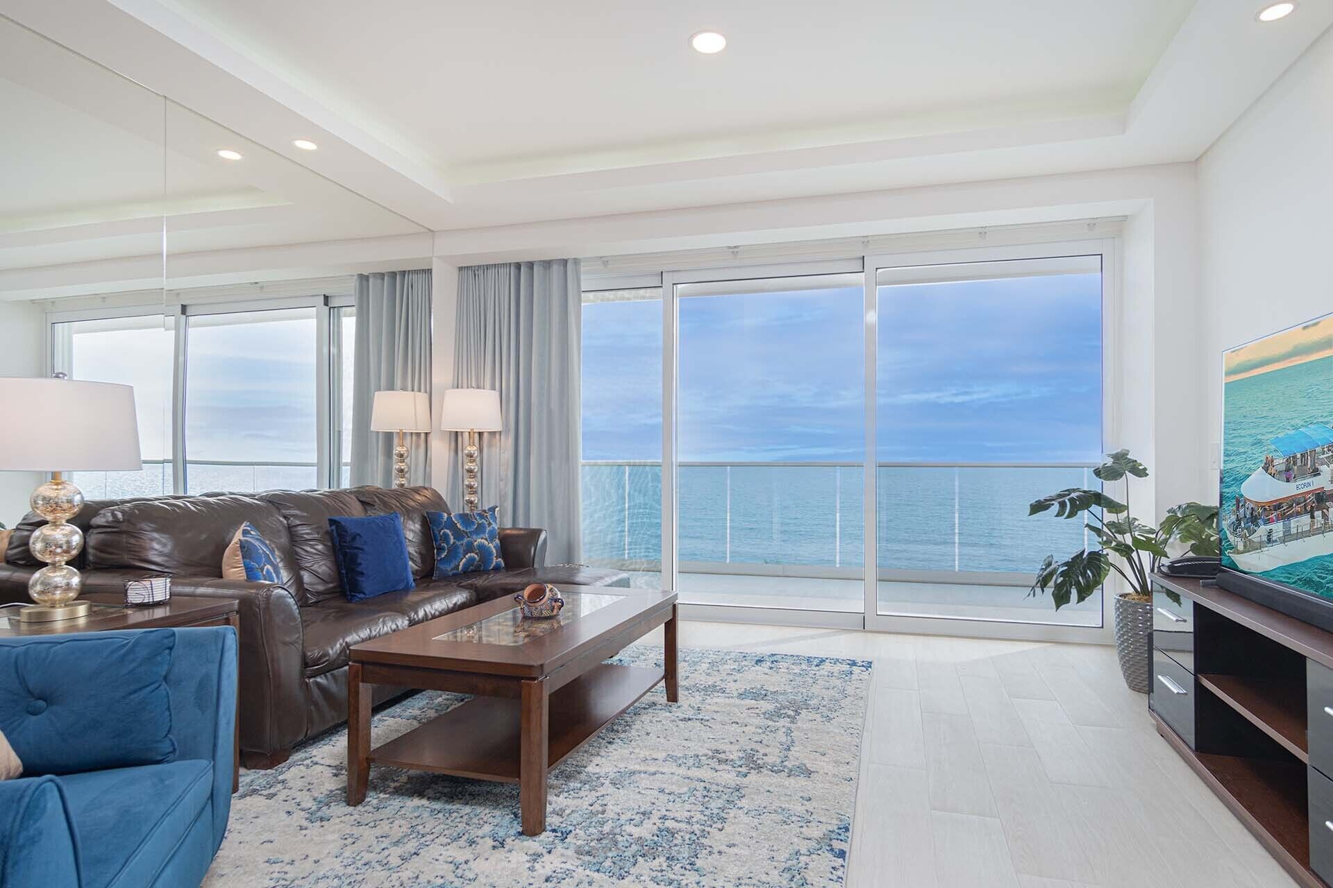 Apartamento em Condomínio Fechado, várias camas, varanda (Encantame Towers Velero 402) | Sala de estar | Televisor de ecrã plano de 42 polegadas com canais digitais 