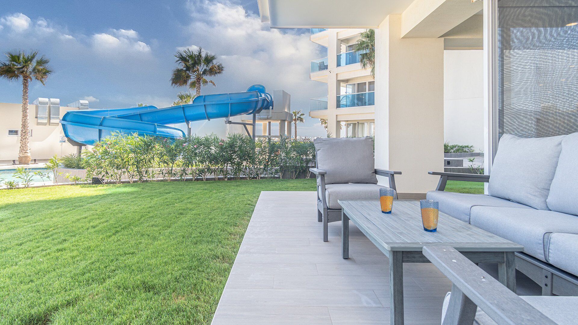 Apartamento em Condomínio Fechado, várias camas, varanda (Encantame Towers Verano 105) | Piscina