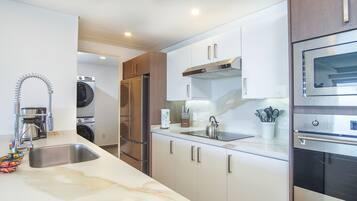 Condo, várias camas, sacada, vista para o oceano (Encantame Towers Verano 1804) | Cozinha privada