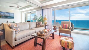 Apartamento em Condomínio Fechado, várias camas, varanda (Encantame Towers Verano 1401) | Sala de estar | Televisor de ecrã plano de 42 polegadas com canais digitais 