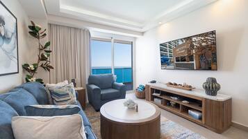 Apartamento em Condomínio Fechado, 1 cama king-size e sofá-cama (Encantame Towers Velero 1803) | Sala de estar | Televisor de ecrã plano de 42 polegadas com canais digitais