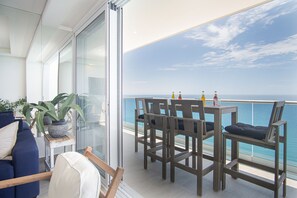 Apartamento em Condomínio Fechado, várias camas, varanda (Encantame Towers Velero 2302) | Refeições ao ar livre