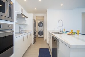 Apartamento em Condomínio Fechado, várias camas, varanda (Encantame Towers Velero 2302) | Cozinha privada | Mesas de jantar 
