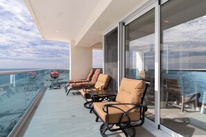 Apartamento em Condomínio Fechado, várias camas, varanda (Encantame Towers Velero 701) | Terraço/pátio interior