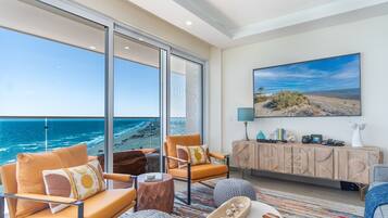 Apartamento em Condomínio Fechado, várias camas, varanda (Encantame Towers Viento 1105) | Sala de estar | Televisor de ecrã plano de 42 polegadas com canais digitais