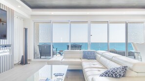 Apartamento em Condomínio Fechado, várias camas, varanda (Encantame Towers Velero 901) | Sala de estar | Televisor de ecrã plano de 42 polegadas com canais digitais 