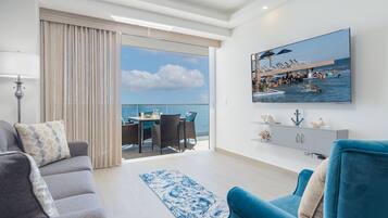 Apartamento em Condomínio Fechado, 1 cama king-size e sofá-cama (Encantame Towers Velero 1103) | Sala de estar | Televisor de ecrã plano de 42 polegadas com canais digitais