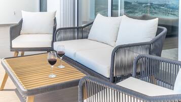 Apartamento em Condomínio Fechado, várias camas, varanda (Encantame Towers Viento 1004) | Terraço/pátio interior