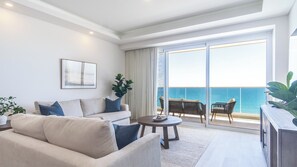 Apartamento em Condomínio Fechado, várias camas, varanda (Encantame Towers Viento 1004) | Sala de estar | Televisor de ecrã plano de 42 polegadas com canais digitais 