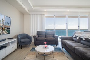 Apartamento em Condomínio Fechado, várias camas, varanda (Encantame Towers Velero 1701) | Sala de estar | Televisor de ecrã plano de 42 polegadas com canais digitais 