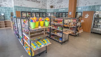 Apartamento em Condomínio Fechado, 1 cama king-size e sofá-cama (Encantame Towers Velero 1403) | Lojas de lembranças