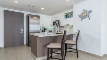 Apartamento em Condomínio Fechado, 1 cama king-size e sofá-cama (Encantame Towers Velero 1403) | Cozinha privada | Mesas de jantar