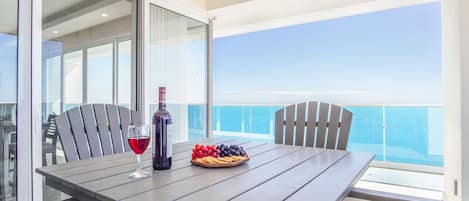 Condo, várias camas, sacada, vista para o oceano (Encantame Towers Velero 1801) | Opções para refeição ao ar livre