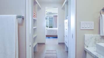 Condo, várias camas, sacada, vista para o oceano (Encantame Towers Velero 105) | 2 quartos, individualmente decorados, individualmente mobiliados