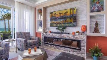 Condo, várias camas, sacada, vista para o oceano (Encantame Towers Velero 105) | Área de estar | TV de tela plana 42 polegadas com canais digitais