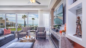 Apartamento em Condomínio Fechado, várias camas, varanda (Encantame Towers Velero 105) | Sala de estar | Televisor de ecrã plano de 42 polegadas com canais digitais 