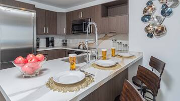 Apartamento em Condomínio Fechado, 1 cama king-size e sofá-cama (Encantame Towers Velero 603) | Cozinha privada