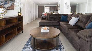 Apartamento em Condomínio Fechado, 1 cama king-size e sofá-cama (Encantame Towers Velero 603) | Sala de estar | Televisor de ecrã plano de 42 polegadas com canais digitais