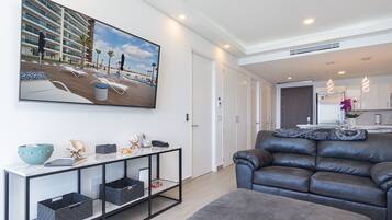 Apartamento em Condomínio Fechado, 1 cama king-size e sofá-cama (Encantame Towers Velero 1603) | Sala de estar | Televisor de ecrã plano de 42 polegadas com canais digitais