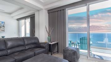 Apartamento em Condomínio Fechado, 1 cama king-size e sofá-cama (Encantame Towers Velero 1603) | Sala de estar | Televisor de ecrã plano de 42 polegadas com canais digitais