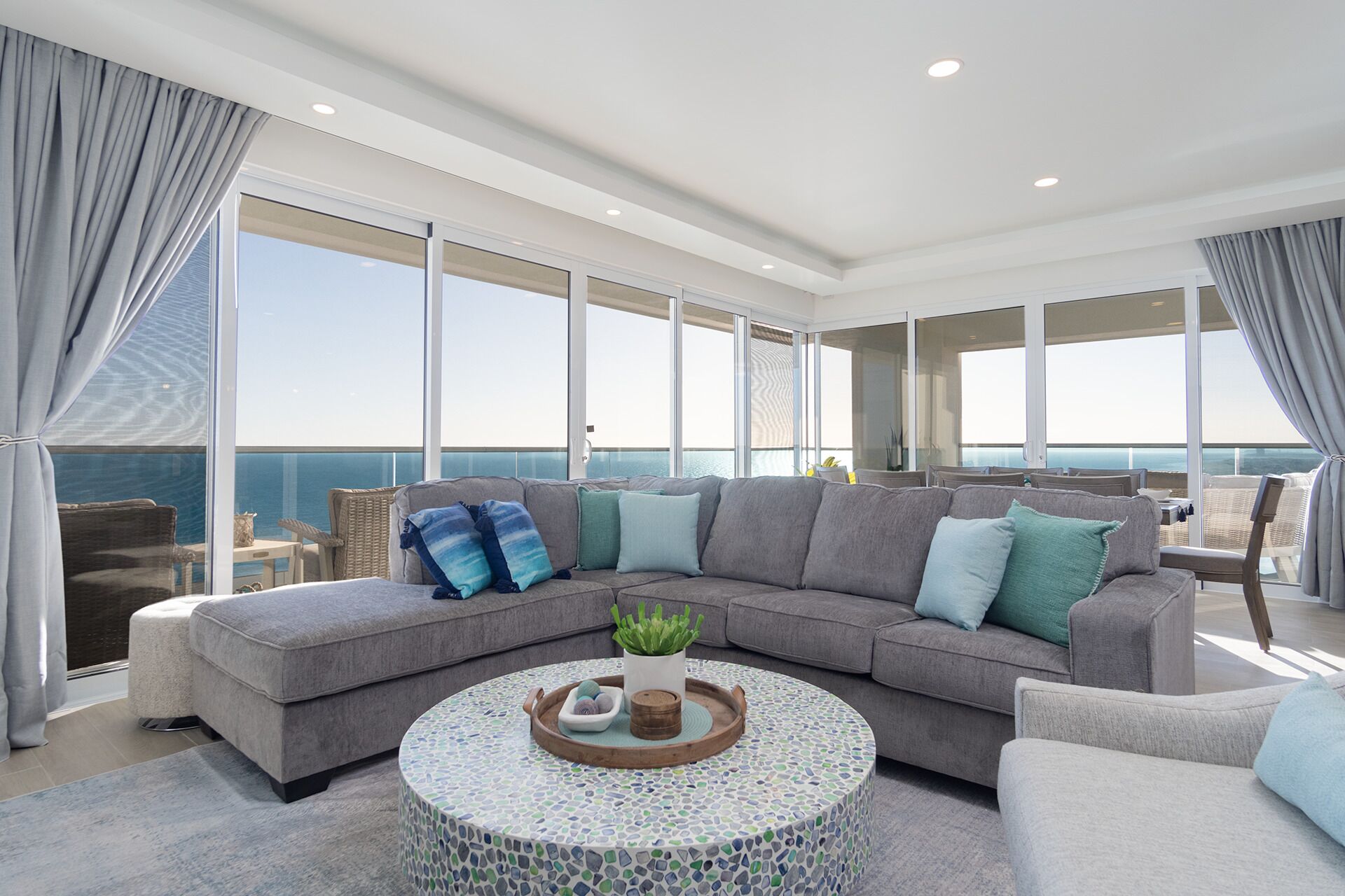 Apartamento em Condomínio Fechado, várias camas, varanda (Encantame Towers Velero 1901) | Sala de estar | Televisor de ecrã plano de 42 polegadas com canais digitais 