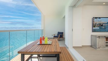 Apartamento em Condomínio Fechado, várias camas, varanda (Encantame Towers Velero 2202) | Refeições ao ar livre