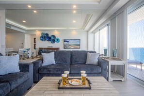 Apartamento em Condomínio Fechado, várias camas, varanda (Encantame Towers Velero 2202) | Sala de estar | Televisor de ecrã plano de 42 polegadas com canais digitais 