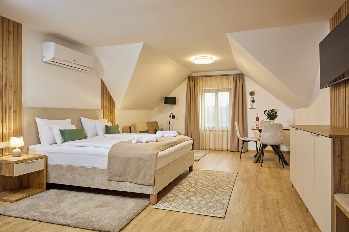 Quarto de hotel moderno com cama, escrivaninha e cadeira.