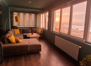 Apartamento Comfort, vista para a praia | Com mobília individualizada, Wi-fi grátis, roupa de cama fornecida 