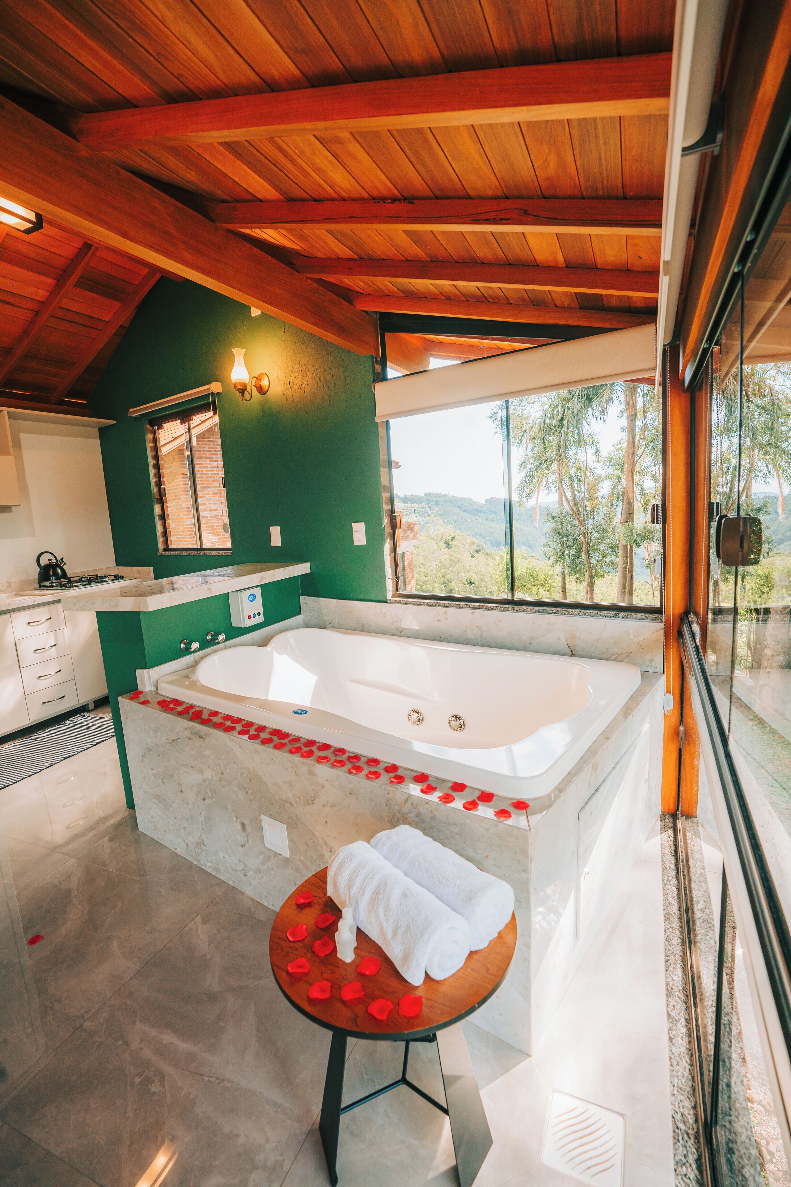 Chalé Comfort, vista para a montanha | Casa de banho | Um secador de cabelo, roupões, chinelos, toalhas fornecidas 