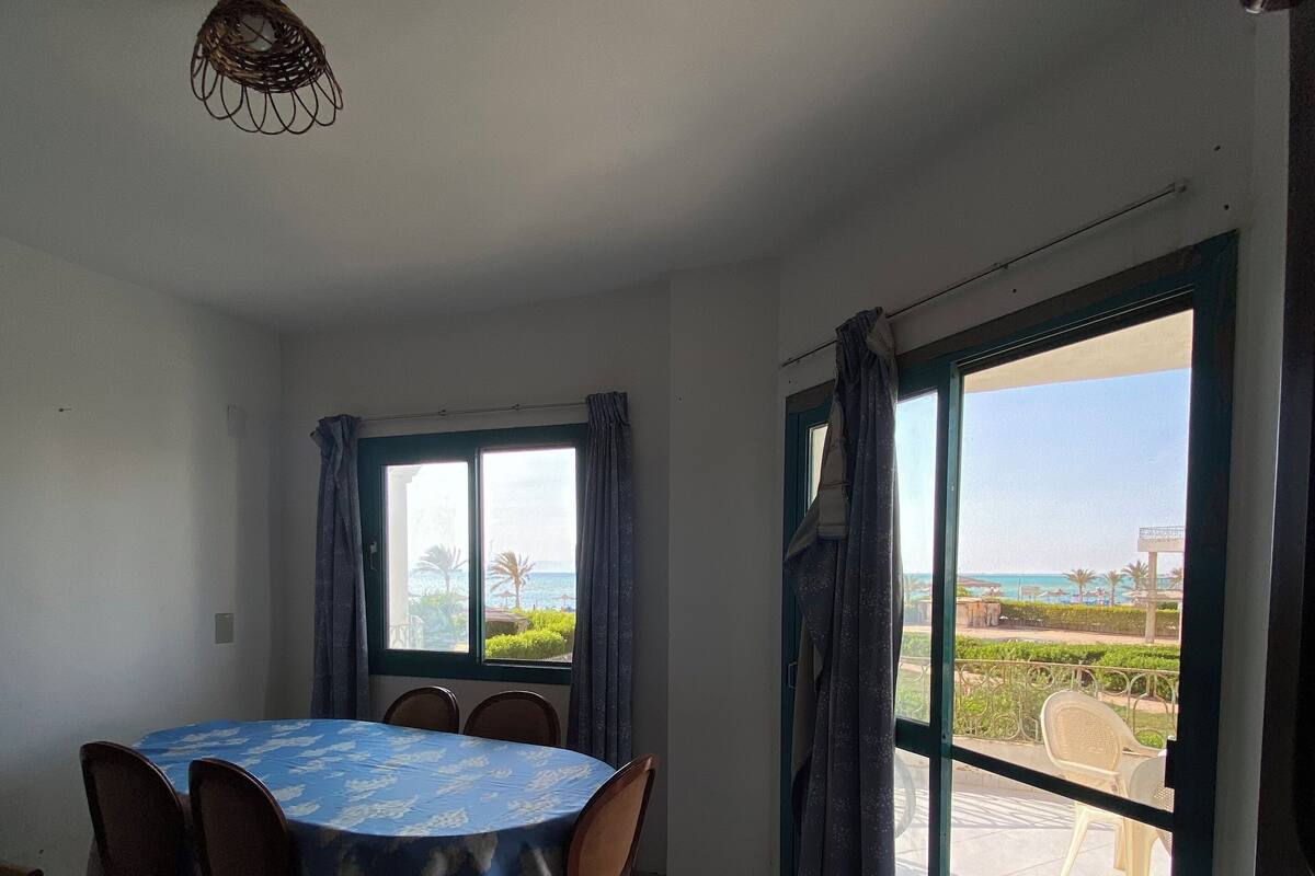 Quarto casal ou duplo básico, vista para a praia | Área de estar
