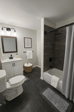 Spacious 5-bedroom building in brilliant Detroit with fitness room ...