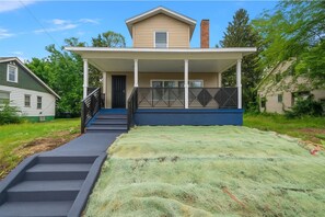 Spacious 5-bedroom building in brilliant Detroit with fitness room ...