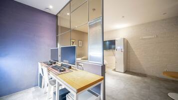 Quarto Twin Premium | Com mobília individualizada, secretária, Wi-fi grátis