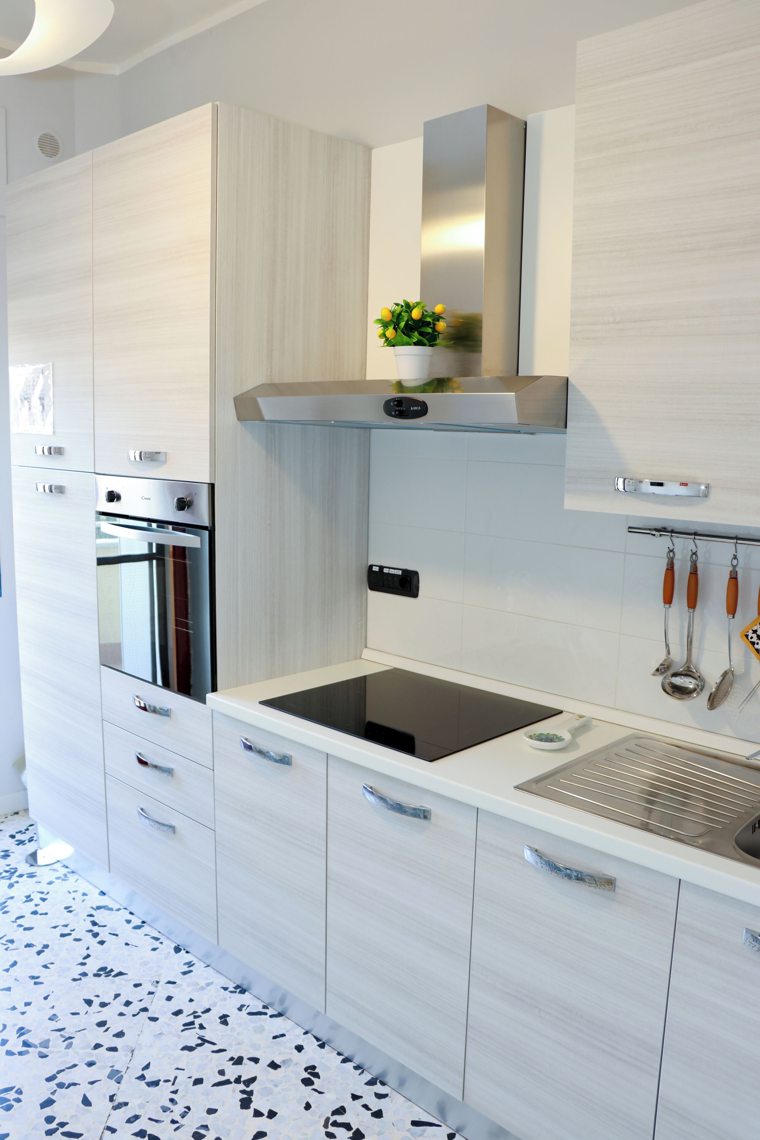 Apartamento Comfort, varanda, Vista para a cidade | Cozinha privada | Um frigorífico, um forno, uma placa de cozinha 