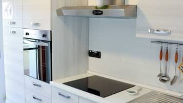 Apartamento Comfort, varanda, Vista para a cidade | Cozinha privada | Um frigorífico, um forno, uma placa de cozinha