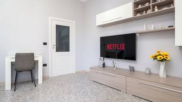 Apartamento Comfort, varanda, Vista para a cidade | Sala de estar | Smart TV de 46 polegadas com canais digitais