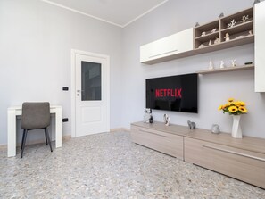 Apartamento conforto, sacada, vista para a cidade | Área de estar | Smart TV 46 polegadas com canais digitais