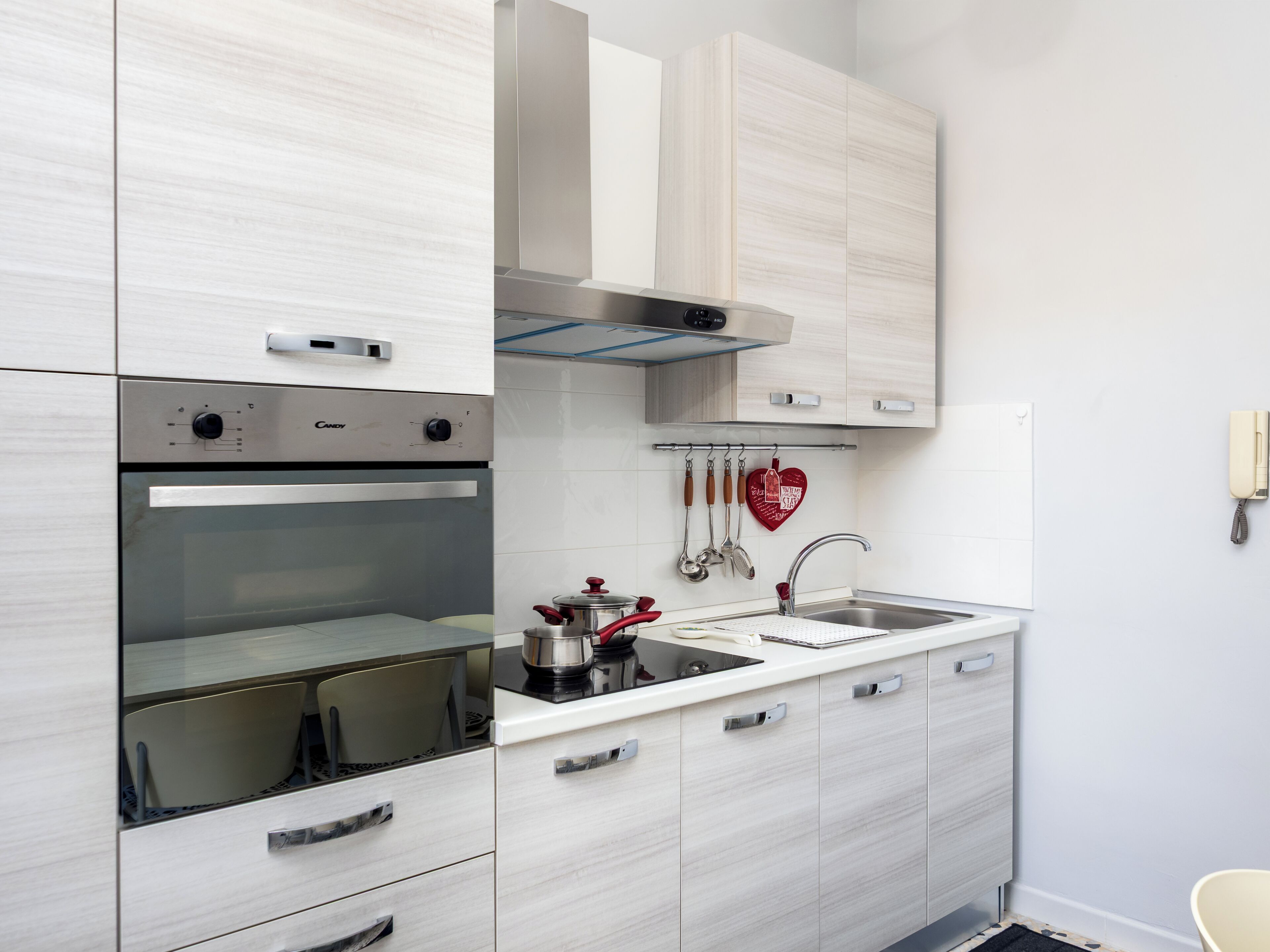 Apartamento Comfort, varanda, Vista para a cidade | Cozinha privada | Um frigorífico, um forno, uma placa de cozinha 
