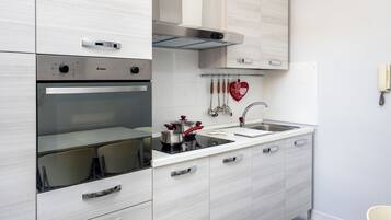 Apartamento Comfort, varanda, Vista para a cidade | Cozinha privada | Um frigorífico, um forno, uma placa de cozinha