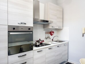 Apartamento conforto, sacada, vista para a cidade | Cozinha privada | Geladeira, fogão, cooktop, máquina de café expresso