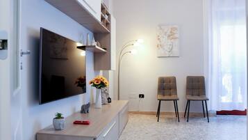 Apartamento Comfort, varanda, Vista para a cidade | Sala de estar | Smart TV de 46 polegadas com canais digitais
