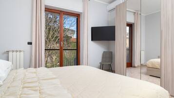 Apartamento Comfort, varanda, Vista para a cidade | Cortinas/cortinados opacos, ferro/tábua de engomar, Wi-fi grátis