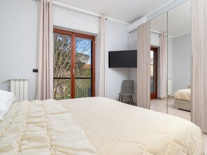 Apartamento conforto, sacada, vista para a cidade | Cortinas blackout, ferros/tábuas de passar roupa, Wi-Fi de cortesia