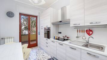 Apartamento Comfort, varanda, Vista para a cidade | Cozinha privada | Um frigorífico, um forno, uma placa de cozinha