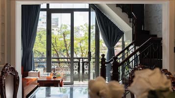 Apartamento de Luxo, Vista para a cidade | Sala de estar | Smart TV de 45 polegadas com canais via satélite