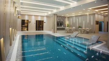 2 piscinas interiores, da(s) 10:00 à(s) 23:00, espreguiçadeiras