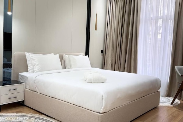 Cofre no quarto, secretária adequada para computadores portáteis