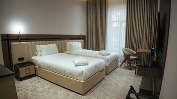 Quarto Twin Superior | Cofre no quarto, secretária adequada para computadores portáteis